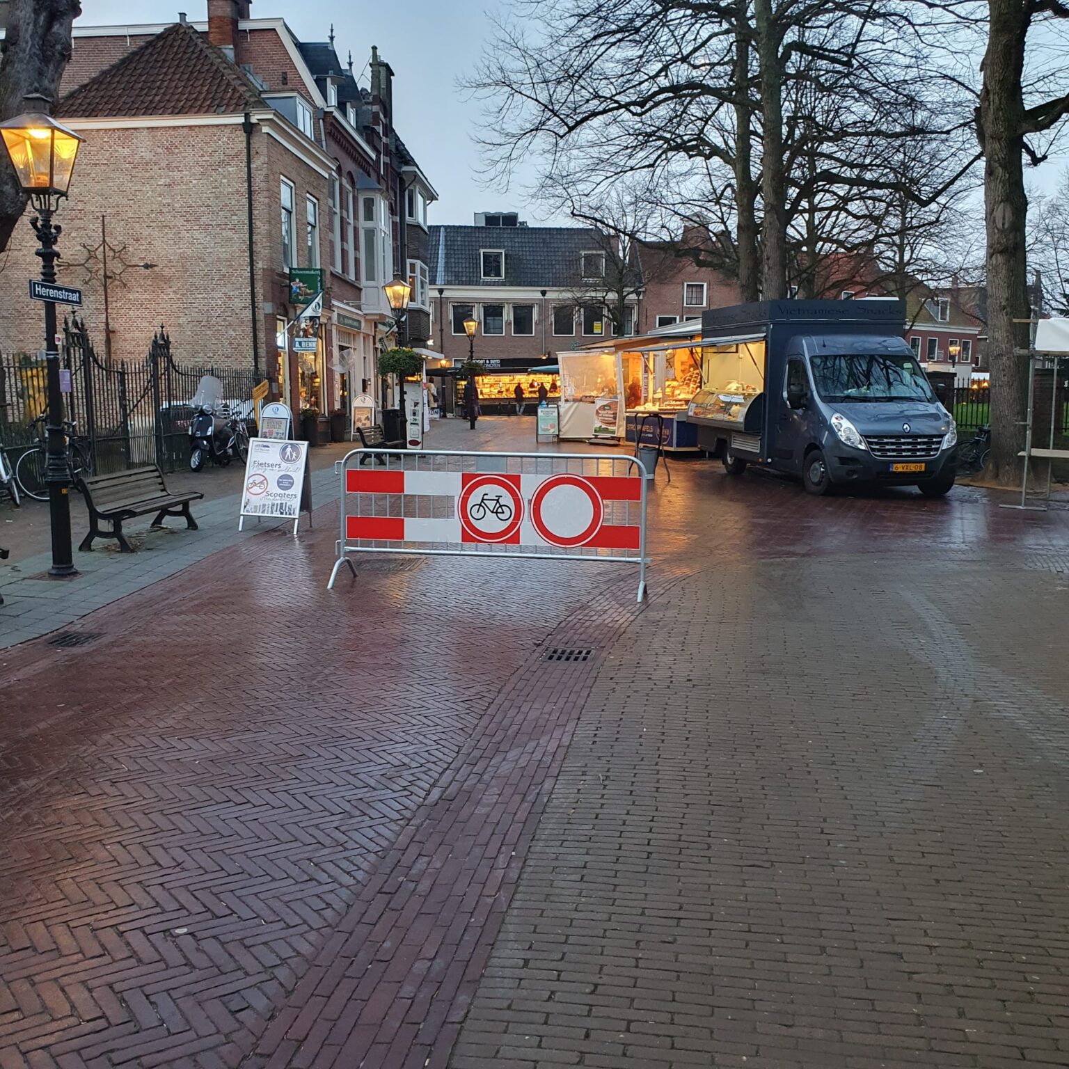Borden in winkelcentrum Oud Rijswijk op zaterdagmarkt - InRijswijk